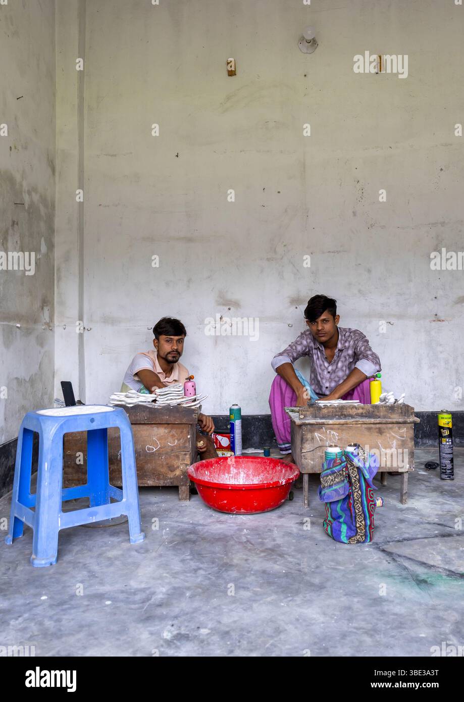 Metal worker using old lost wax casting method to create jewels, Dhaka ...