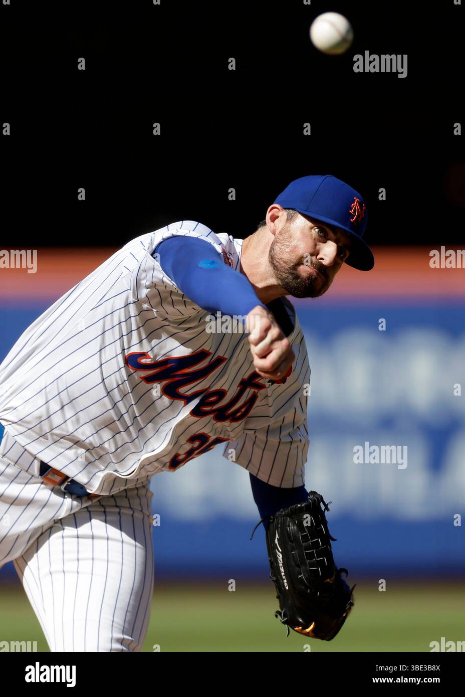 New York Mets pitcher Clay Holmes (35) throws during the second inning ...