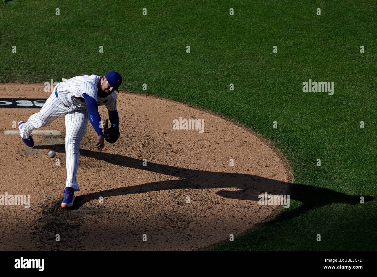 New York Mets pitcher Clay Holmes throws during the fifth inning of a ...