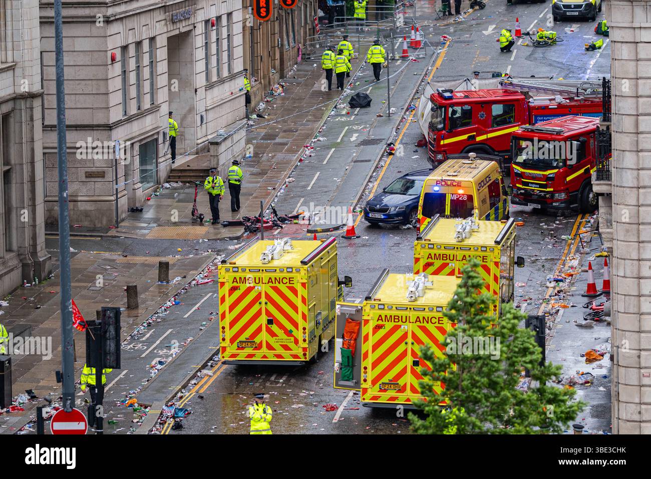Liverpool, UK. 26th May, 2025. Police officers and emergency workers ...
