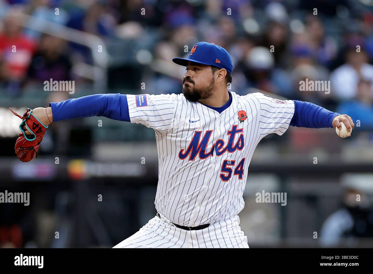New York Mets pitcher José Castillo (54) throws during the eighth ...