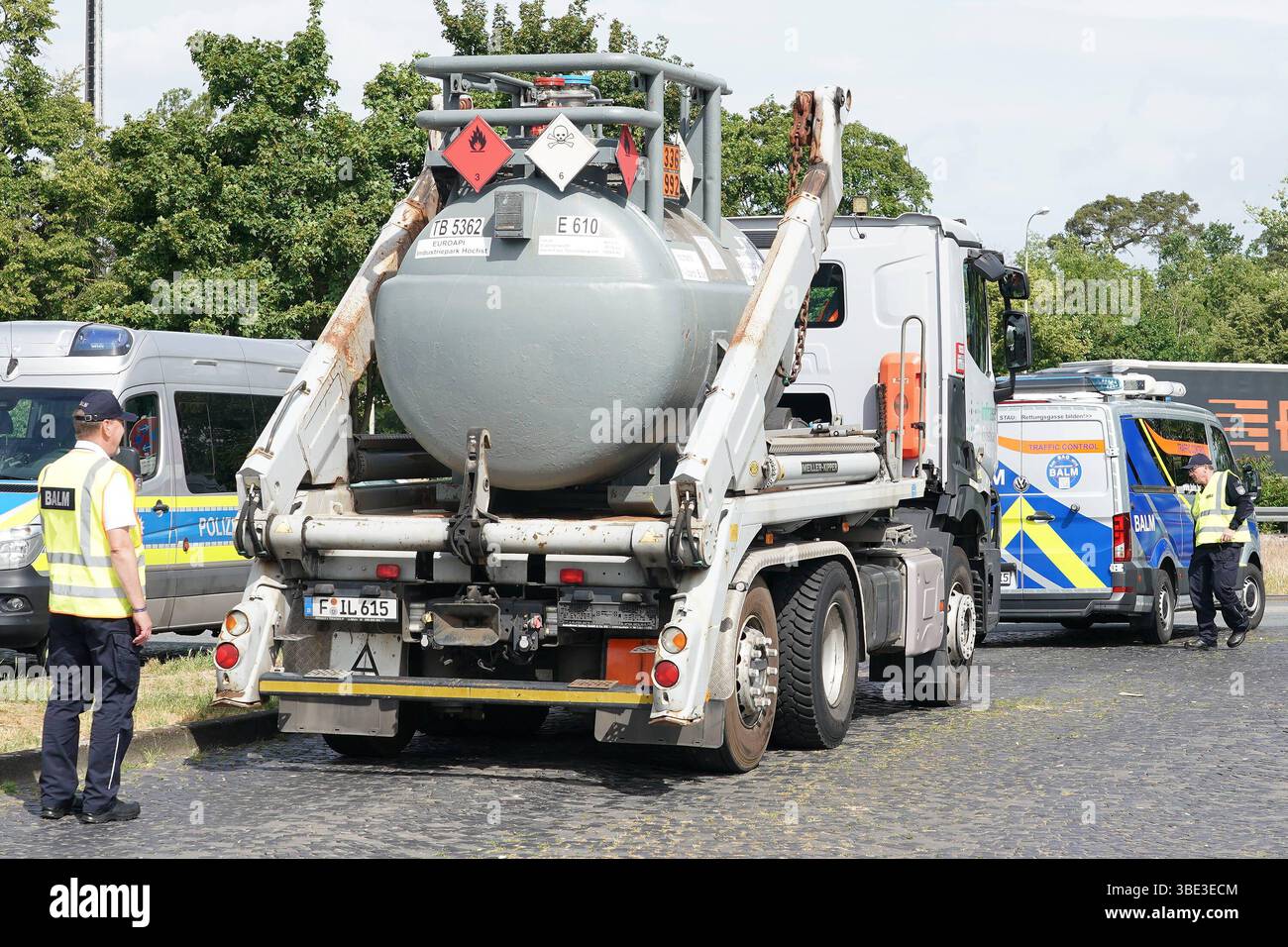 Gefahrengut-Abfalltransporter von Infraserv wird bei der Aktion zur ...