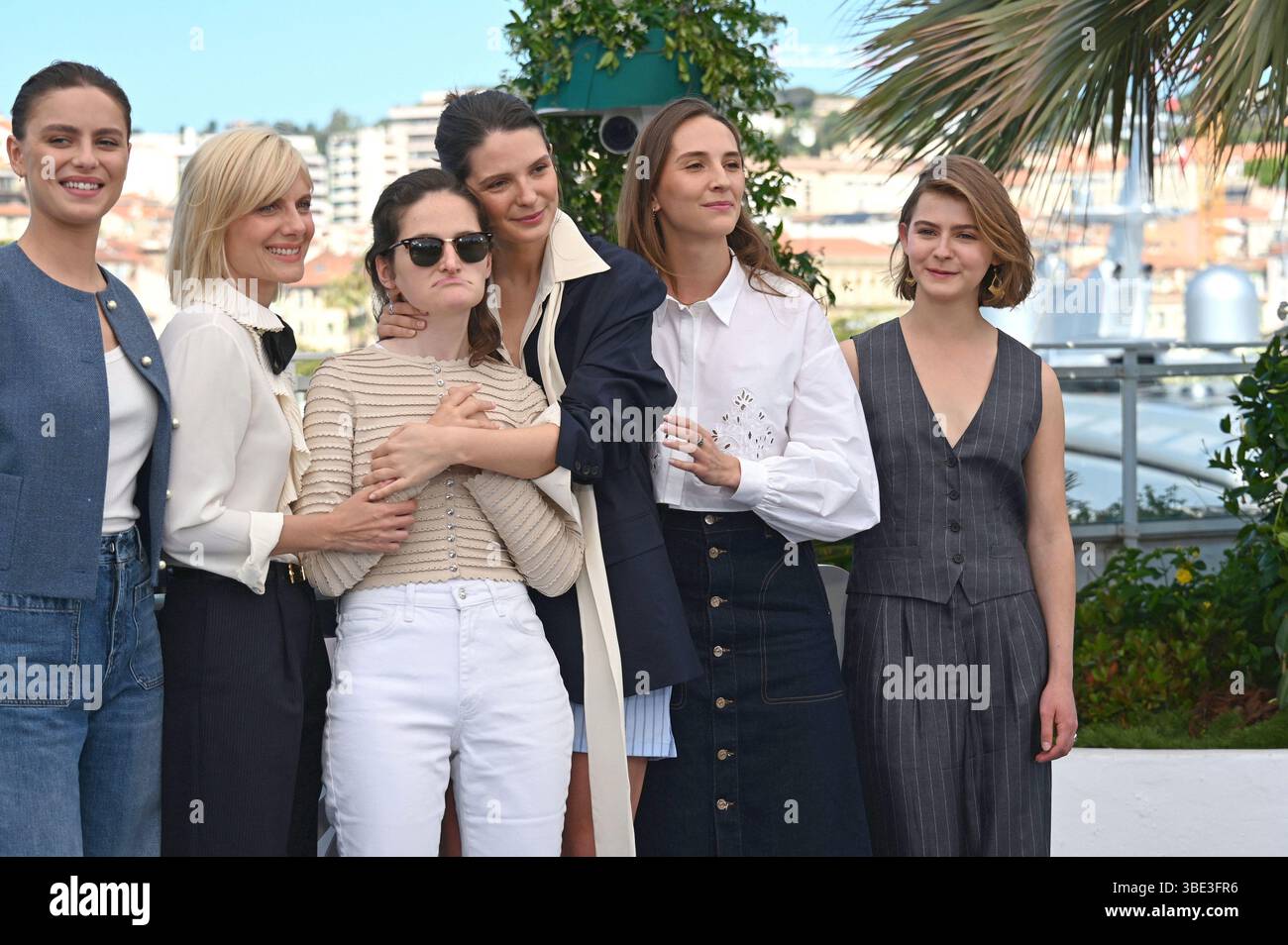 Cast and crew of the film: Angelina Woreth, Mélanie Laurent, Bertille ...