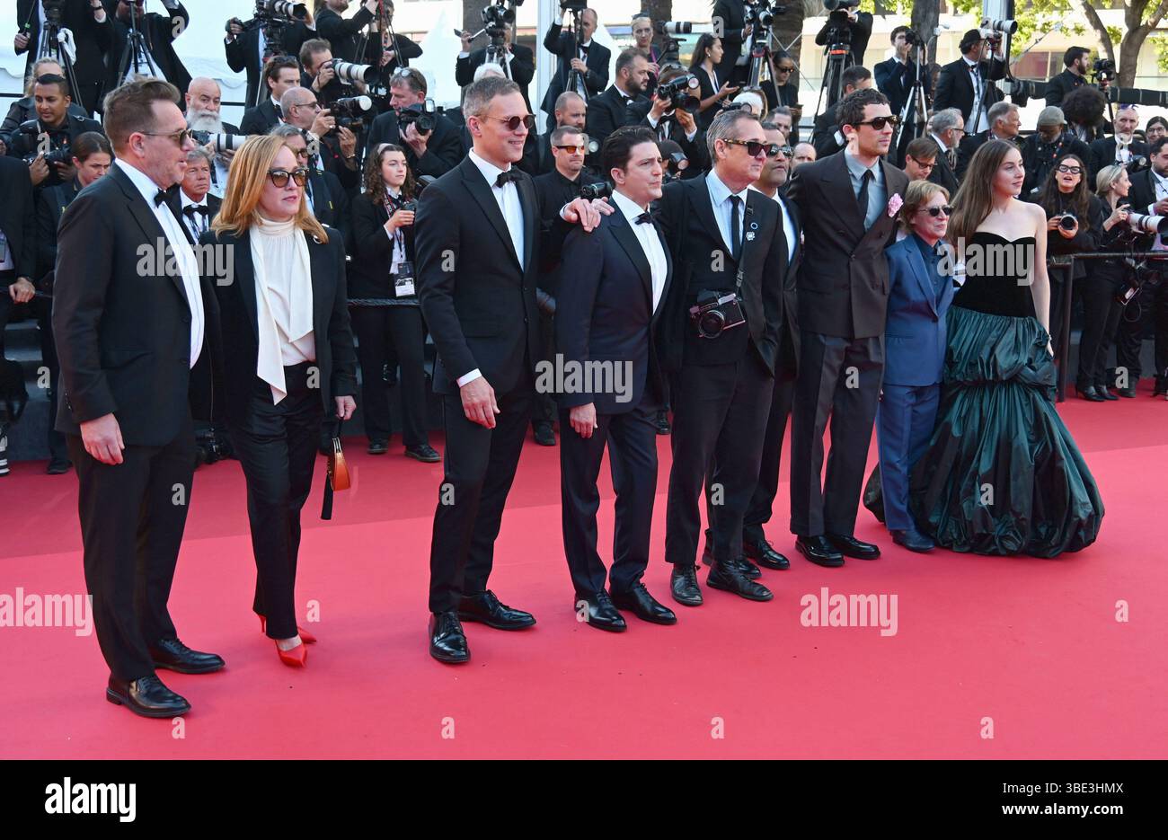 Cast and crew of the film: Amy Roth, Neil Kopp, John Magaro ...