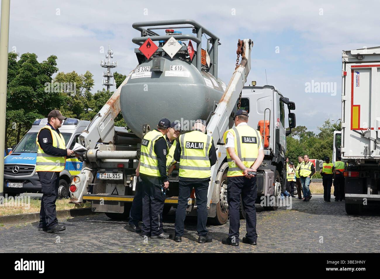 Gefahrengut-Abfalltransporter von Infraserv wird bei der Aktion zur ...