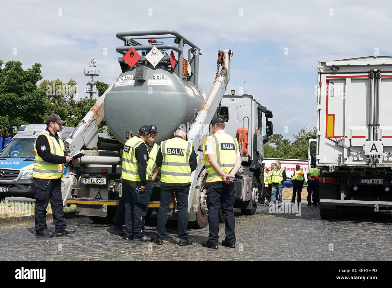 Gefahrengut-Abfalltransporter von Infraserv wird bei der Aktion zur ...