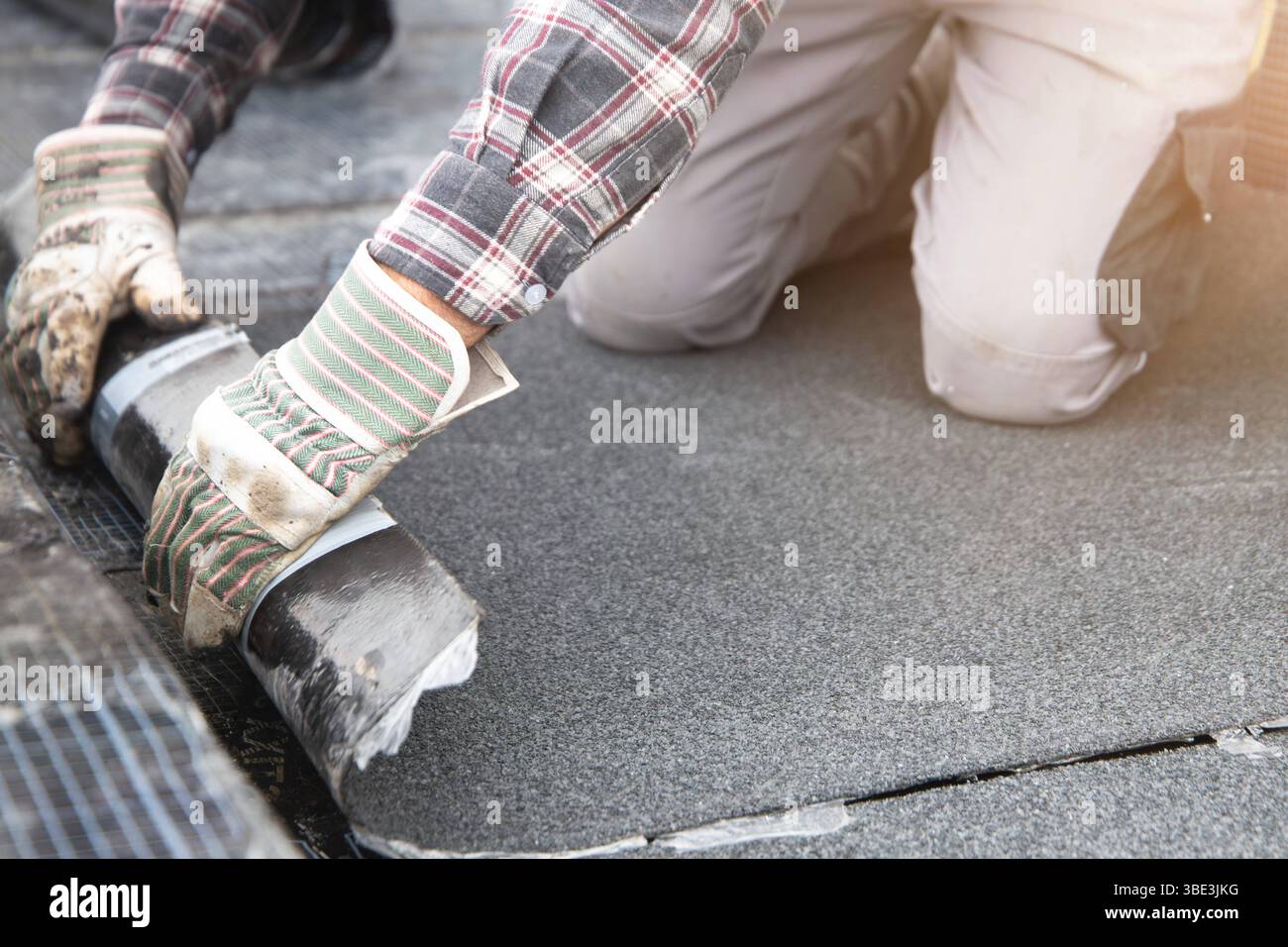 Dachdecker bei Abdichtungsarbeiten mit Bitumenbahnen *** Roofers during ...