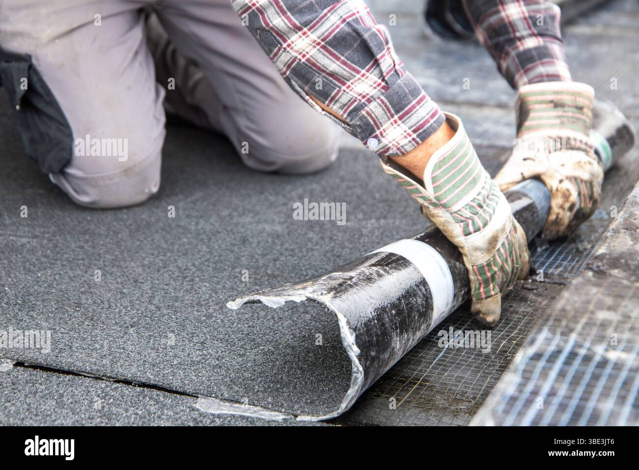 Dachdecker bei Abdichtungsarbeiten mit Bitumenbahnen *** Roofers during ...