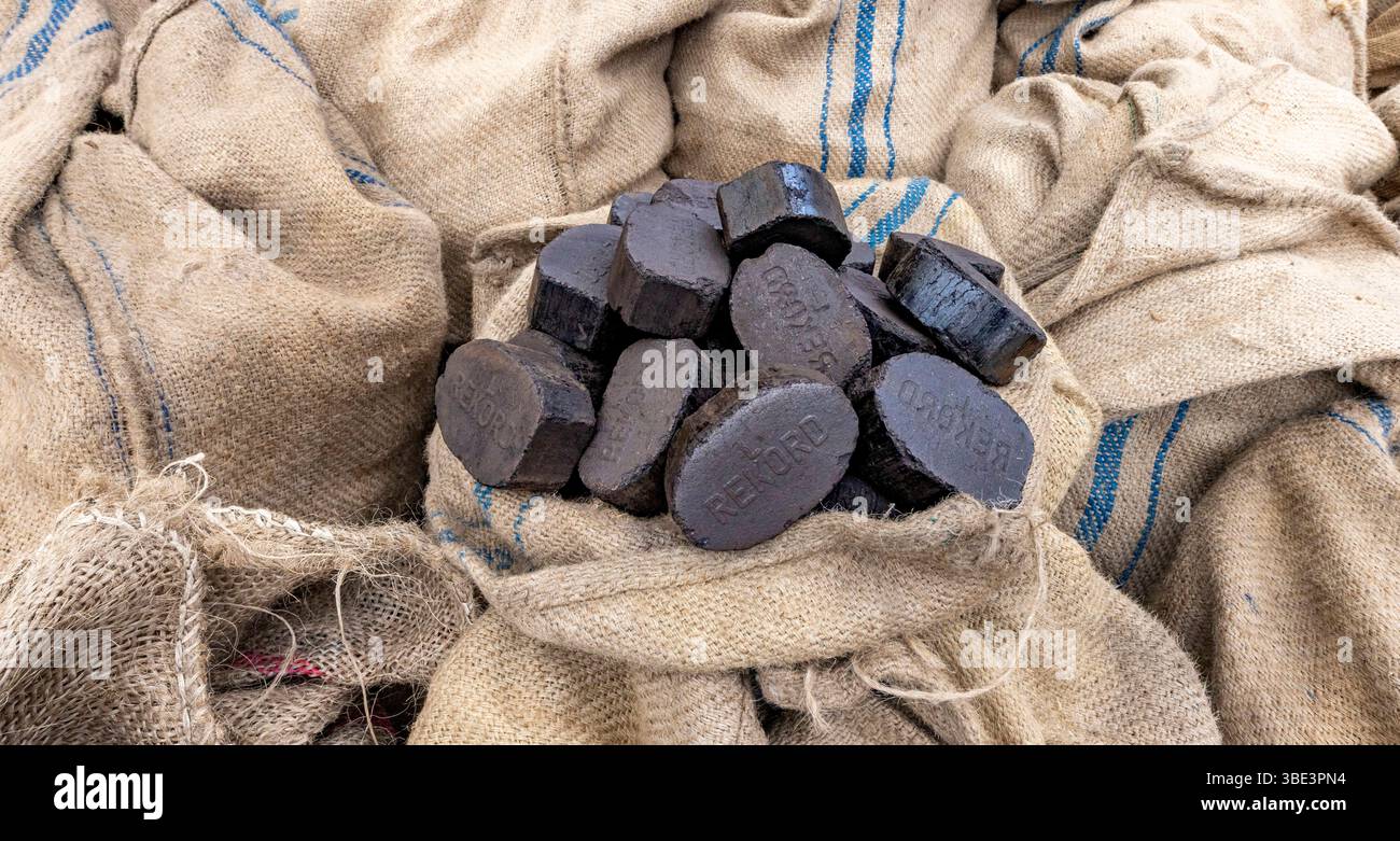 27.05.2025, Deutschland, auf dem Foto in der mitte Braunkohlebriketts ...