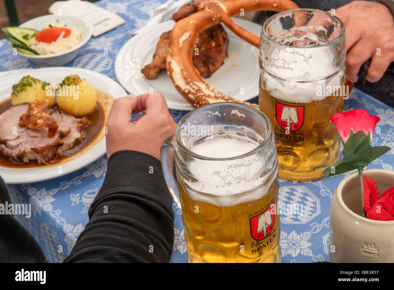 Maß Bier zum Schweinebraten, typisch bayerisch essen und trinken auf ...