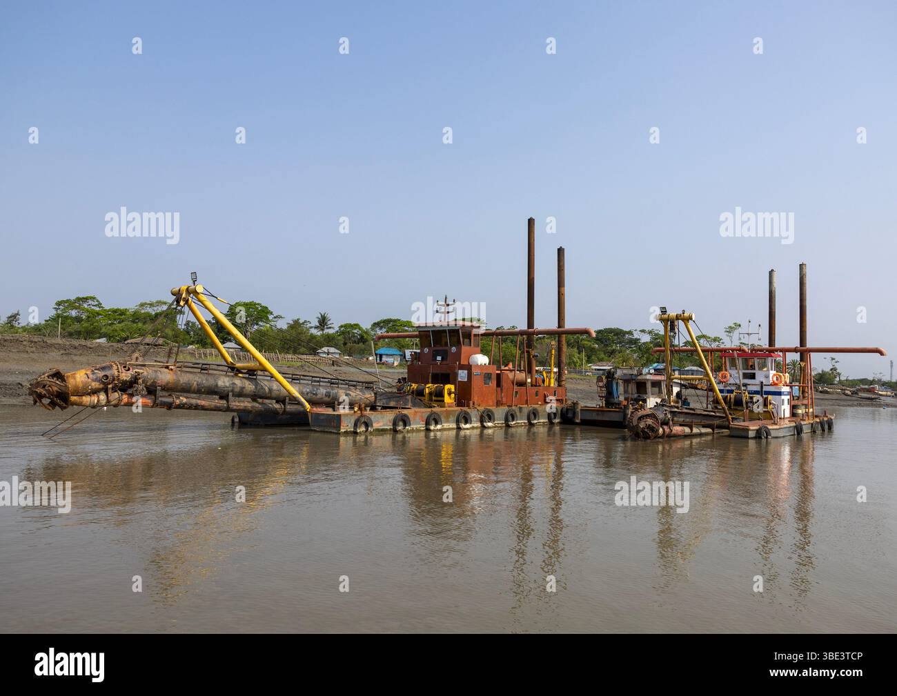 River dredging bangladesh hi-res stock photography and images - Alamy