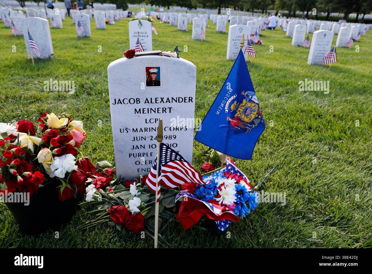 Arlington, United States Of America . 26th May, 2025. A headstone of US ...
