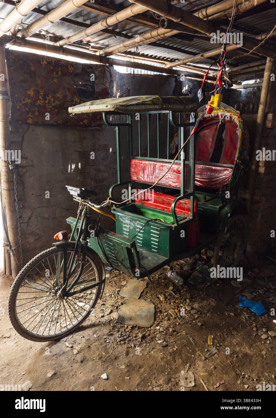 Electric rickshaw charging, Dhaka Division, Dhaka, Bangladesh Stock ...