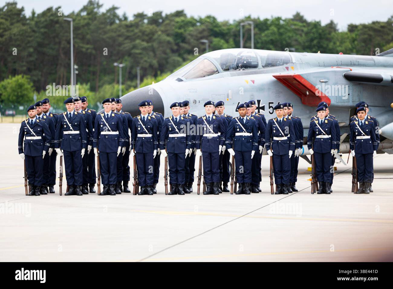 Wunstorf, Germany. 27th May, 2025. Soldiers from the guard battalion ...