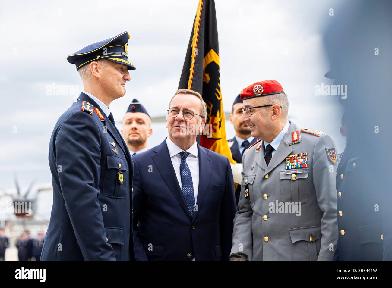 Wunstorf, Germany. 27th May, 2025. Lieutenant General Holger Neumann (l), new Air Force ...