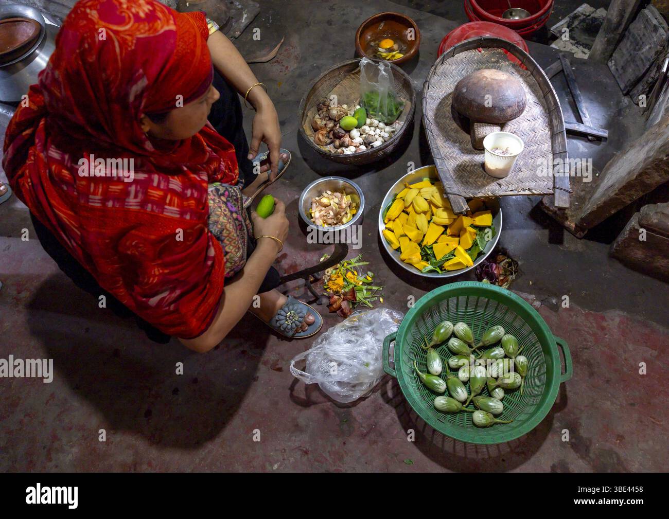 Bangladeshi woman cooking in her kitchen, Rajshahi Division, Natore, Bangladesh Stock Photo - Alamy