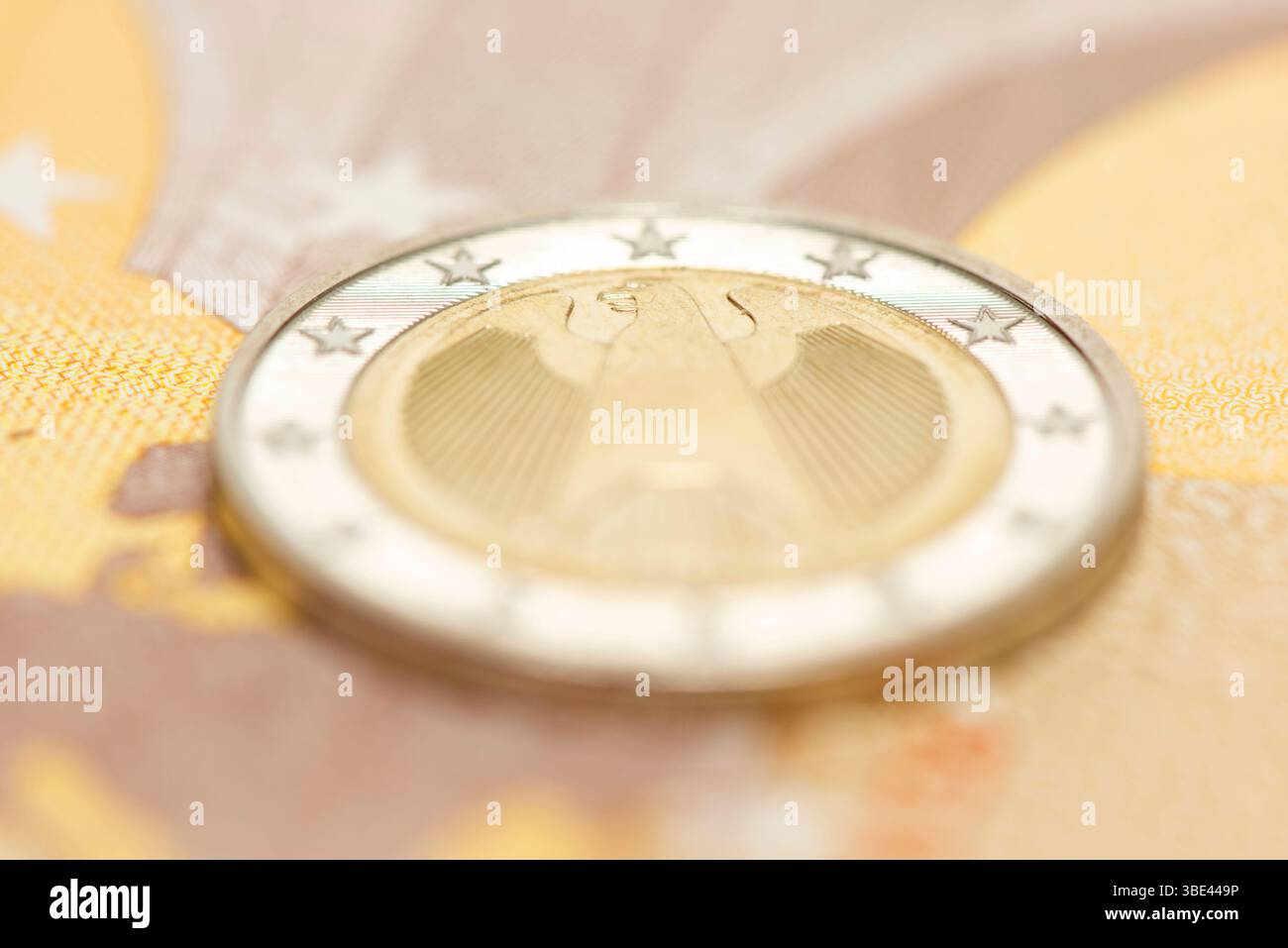 Euromünze auf Euro Geldschein Euromünze liegt auf Euro Geldschein ...