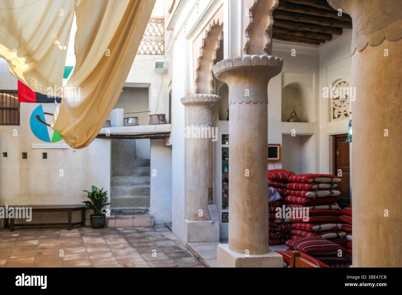 Emirati folk hi-res stock photography and images - Alamy