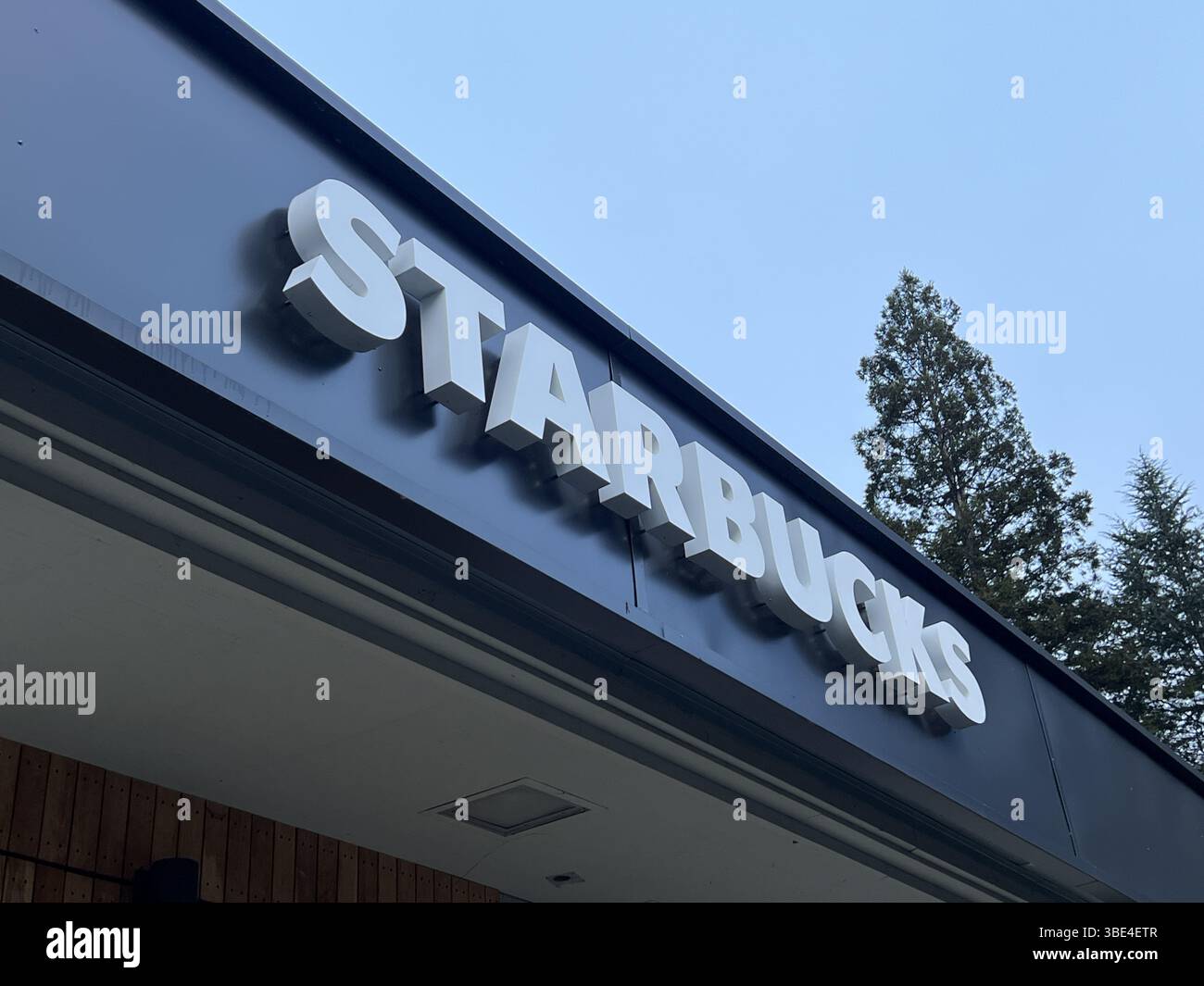 Starbucks storefront hi-res stock photography and images - Alamy