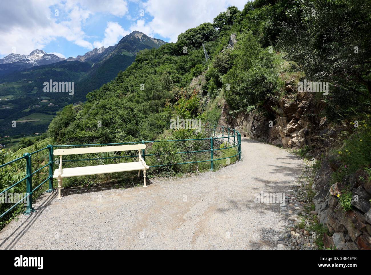 Hier der Blick in Meran, Merano auf den bekannten Tappeinerweg ...