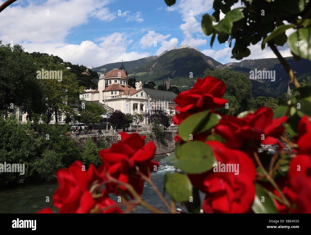 Hier der Blick in Meran, Merano auf das bekannte Kurhaus an der ...