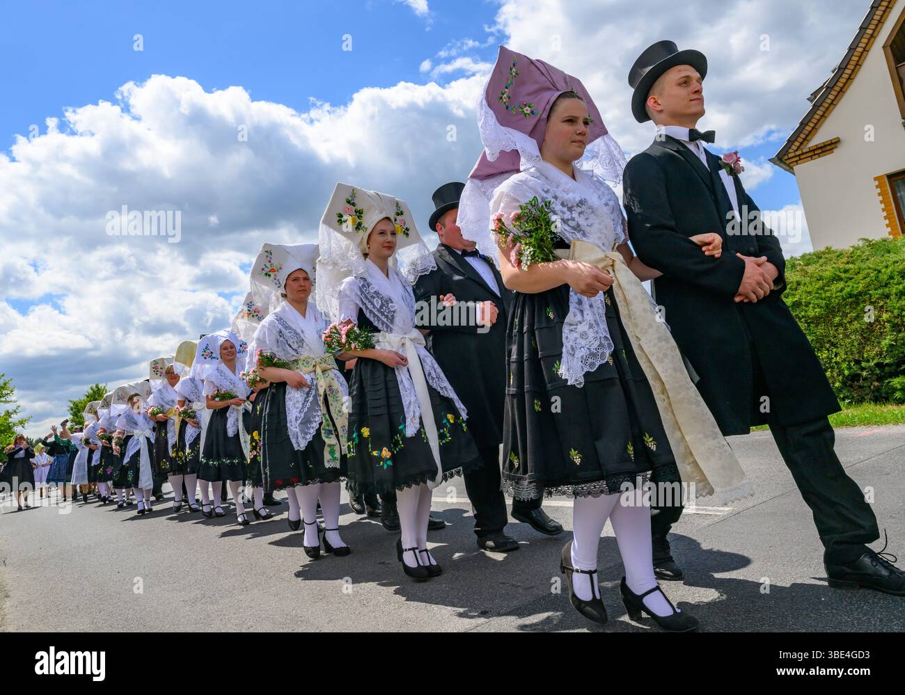 24 May 2025, Brandenburg, Heinersbrück: Couples in traditional Sorbian ...
