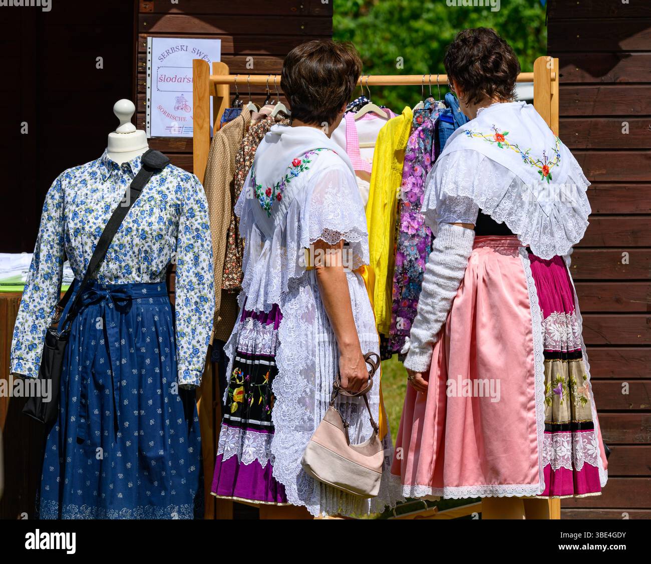 24 May 2025, Brandenburg, Heinersbrück: Women in traditional Sorbian ...