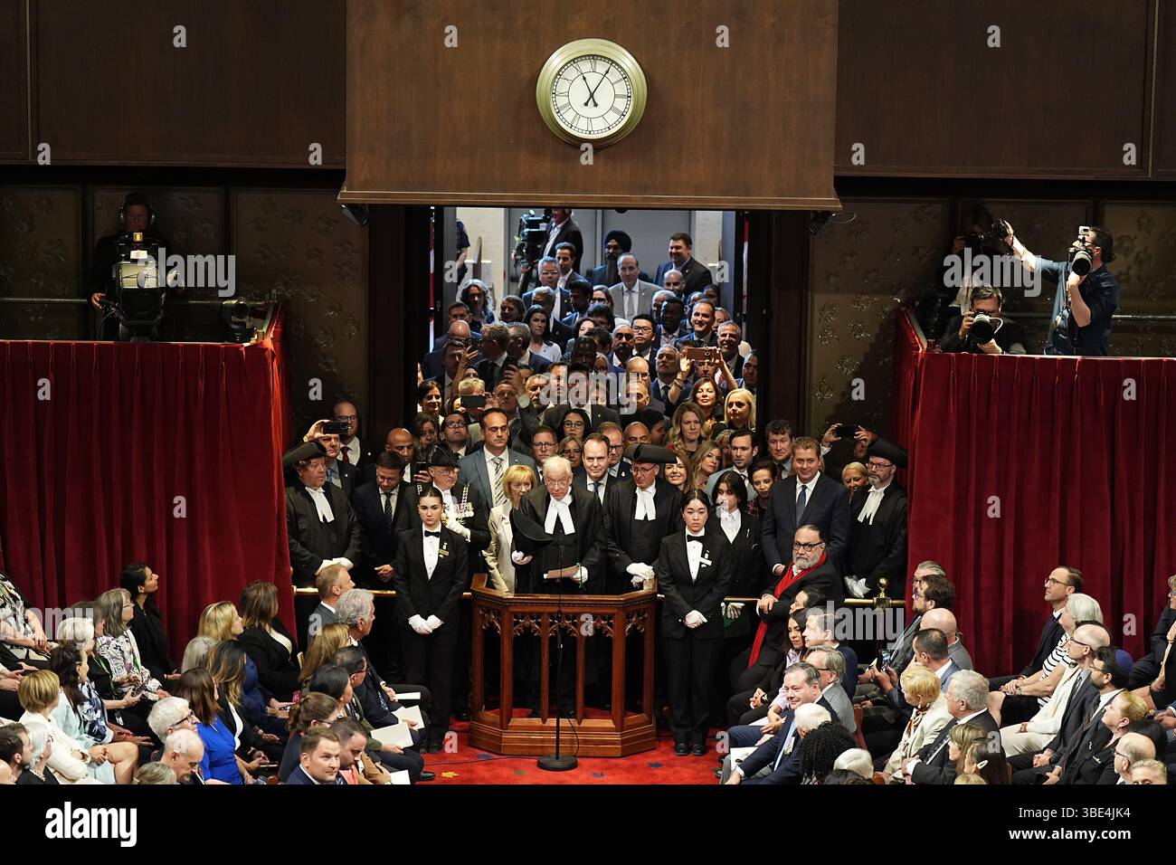 Members of the House of Commons gather in the doorway to listen to King ...