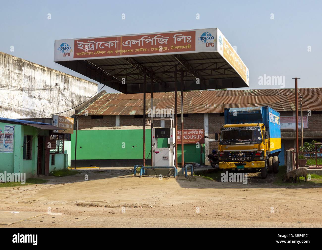 Intraco LPG compressed natural gas at a pump station, Rajshahi Division ...