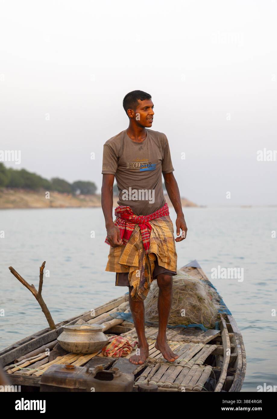 Bangladeshi fisherman on his boat, Rajshahi Division, Rajshahi, Bangladesh Stock Photo - Alamy