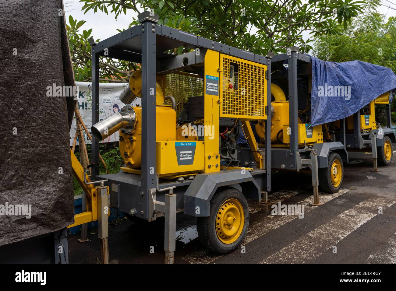 Three large dumper trucks hi-res stock photography and images - Alamy