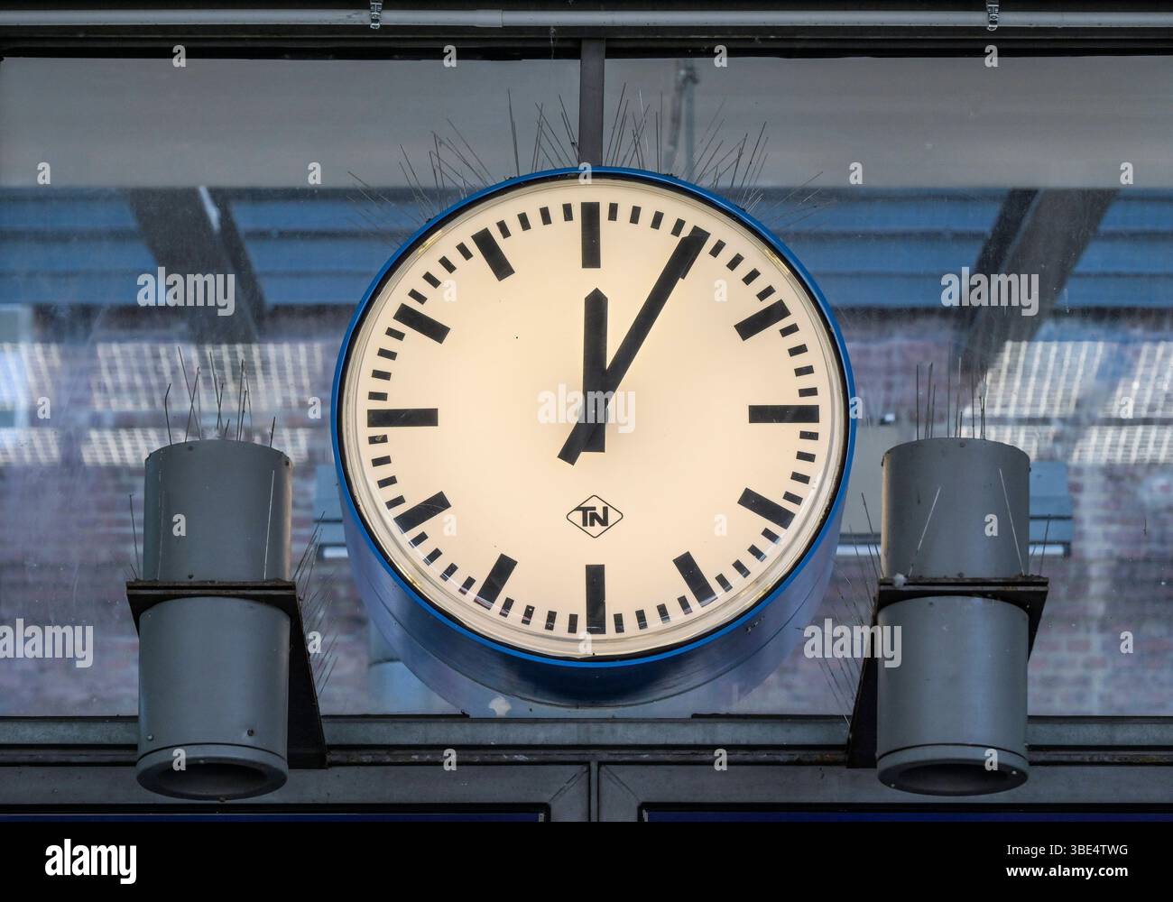 Bahnhofsuhr zeigt fünf nach zwölf, Kassel, Hessen, Deutschland ...