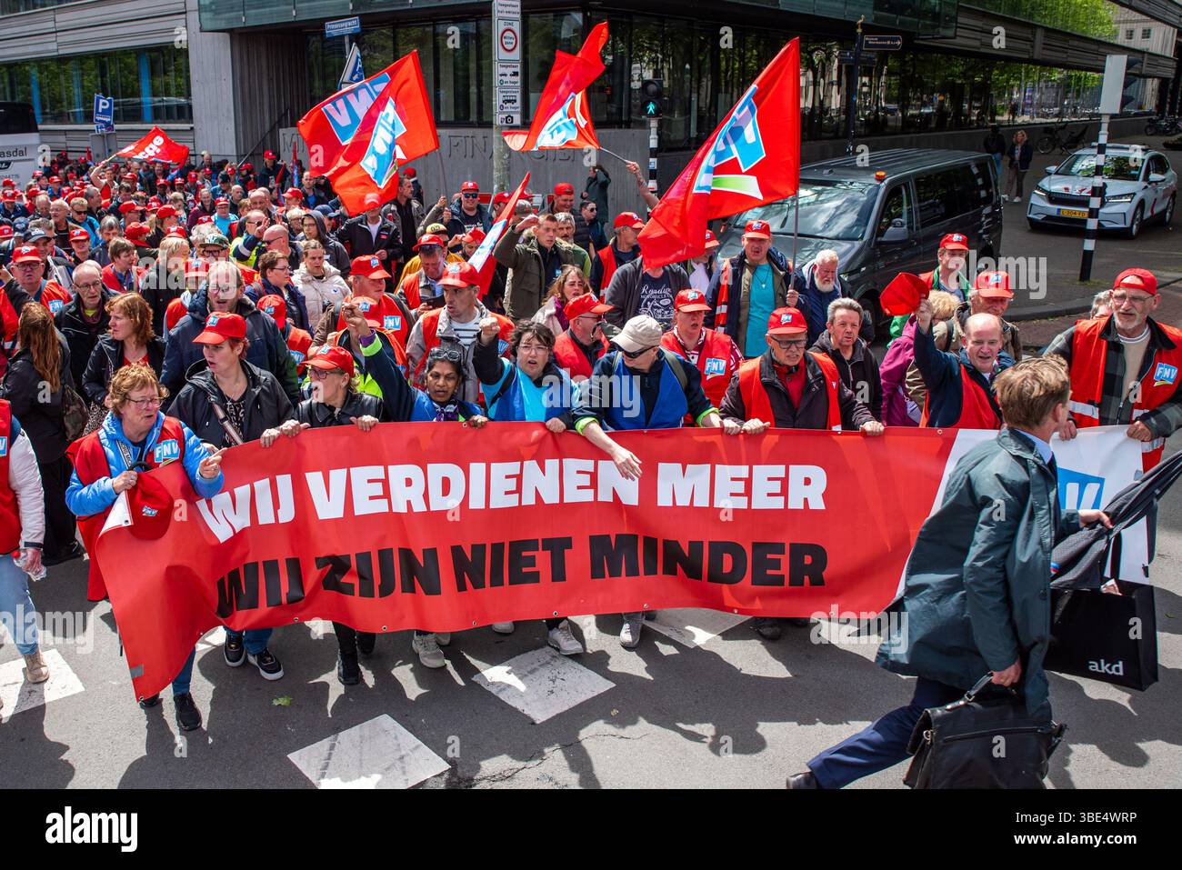The Hague, Netherlands. 27th May, 2025. A suited man runs past hundreds ...