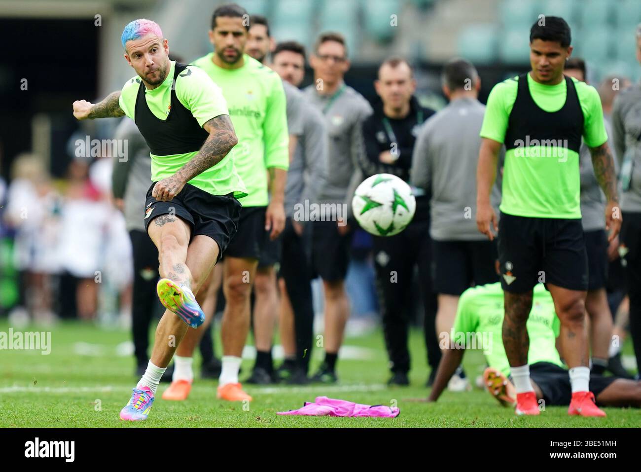 Real Betis' Aitor Ruibal (left) during a training session at the ...