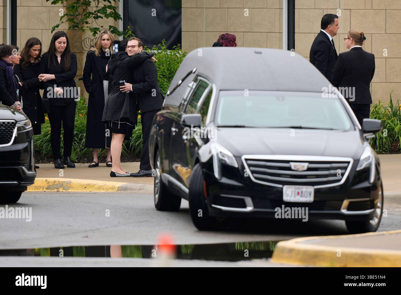 Family and friends arrive at Congregation Beth Torah for a funeral for ...