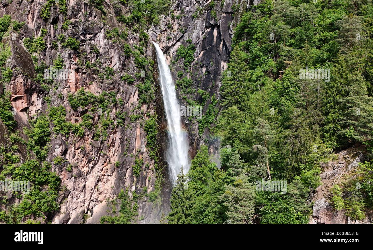 Hier der Blick auf den Fragsburger Wasserfall, oberhalb von Fragsburg ...