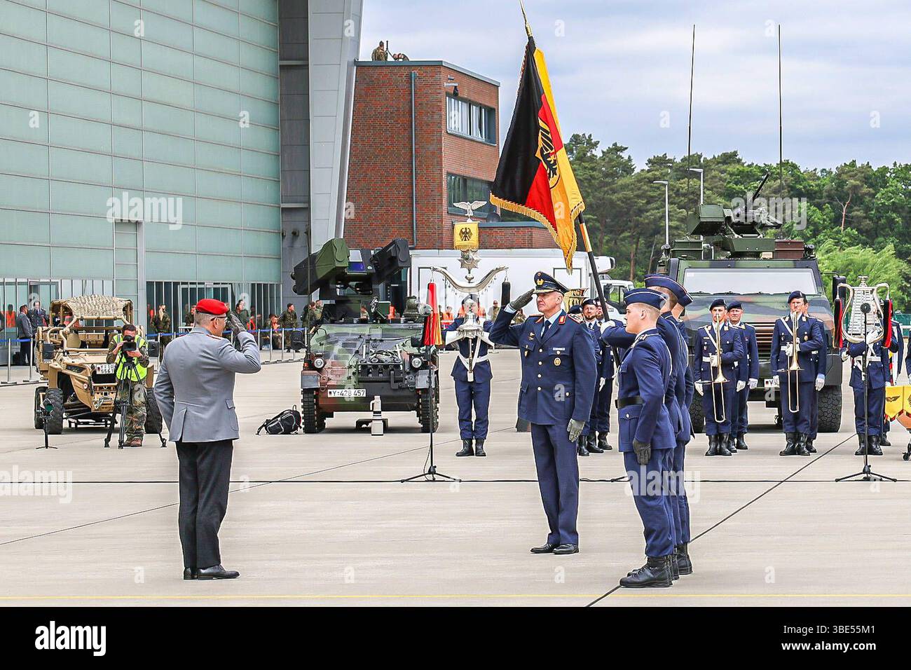 Generalleutnant Holger Neumann hat das Kommando über die Luftwaffe von ...