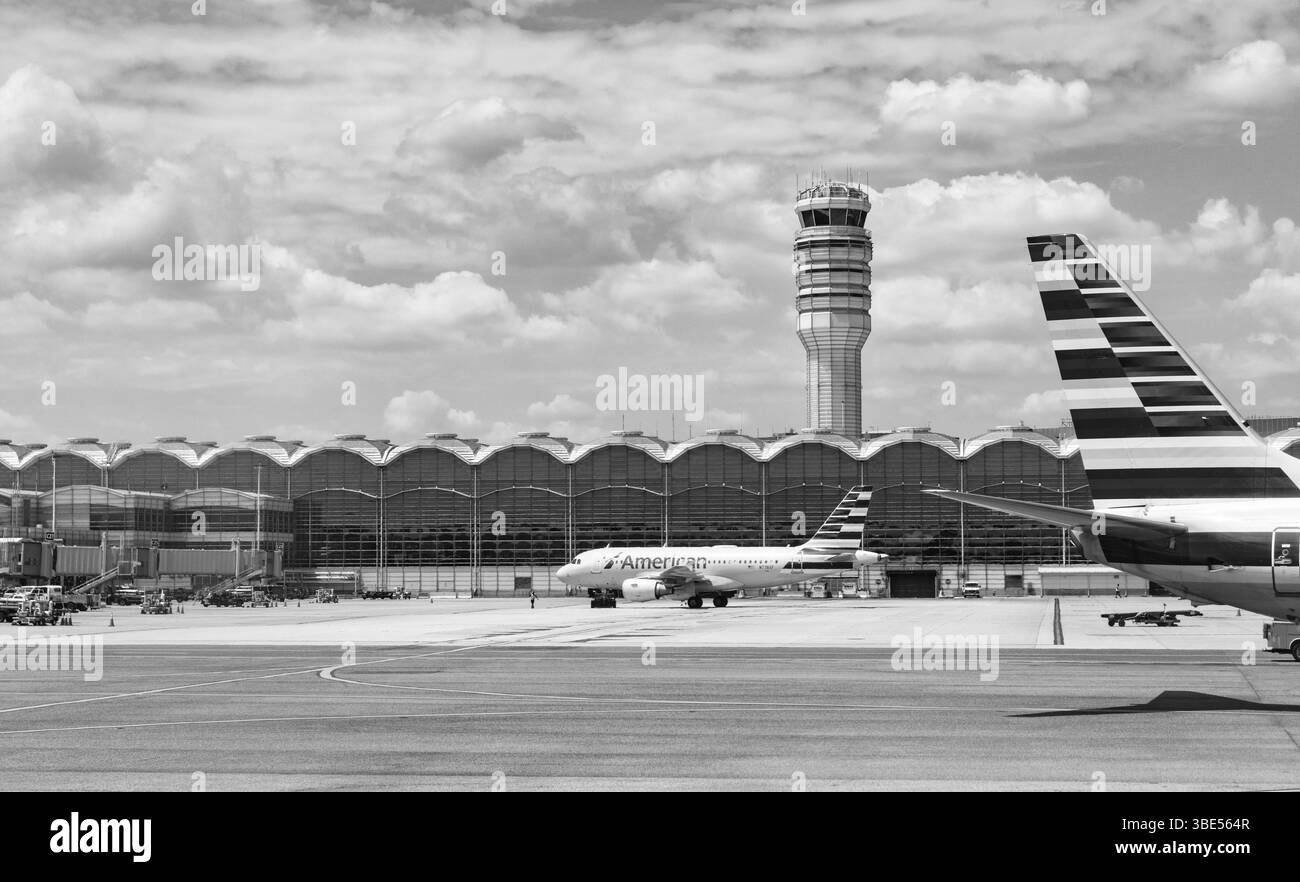 Washington dc plane landing Black and White Stock Photos & Images - Alamy