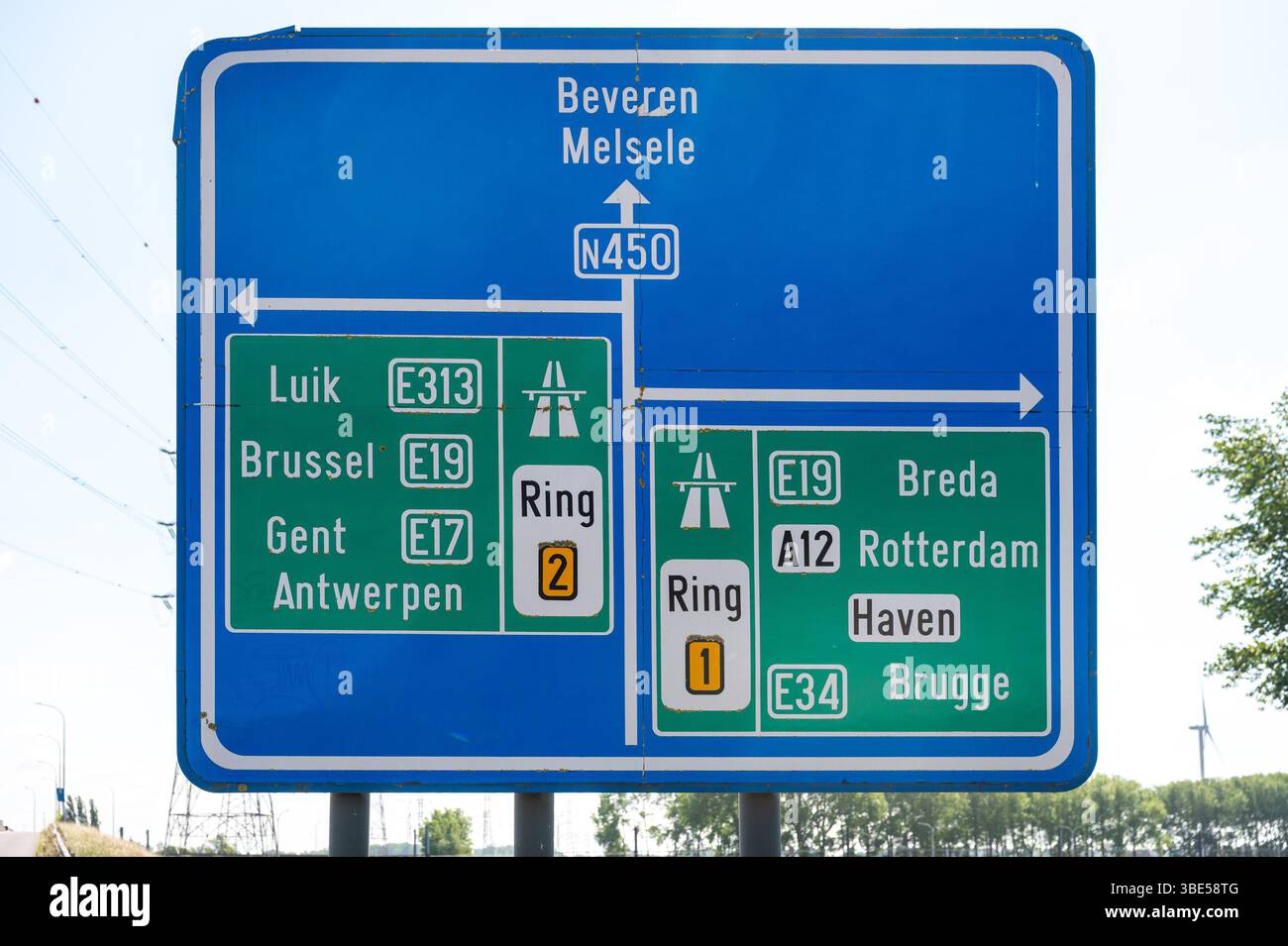 Traffic direction sign to the major highways and the Antwerp ringroad E ...
