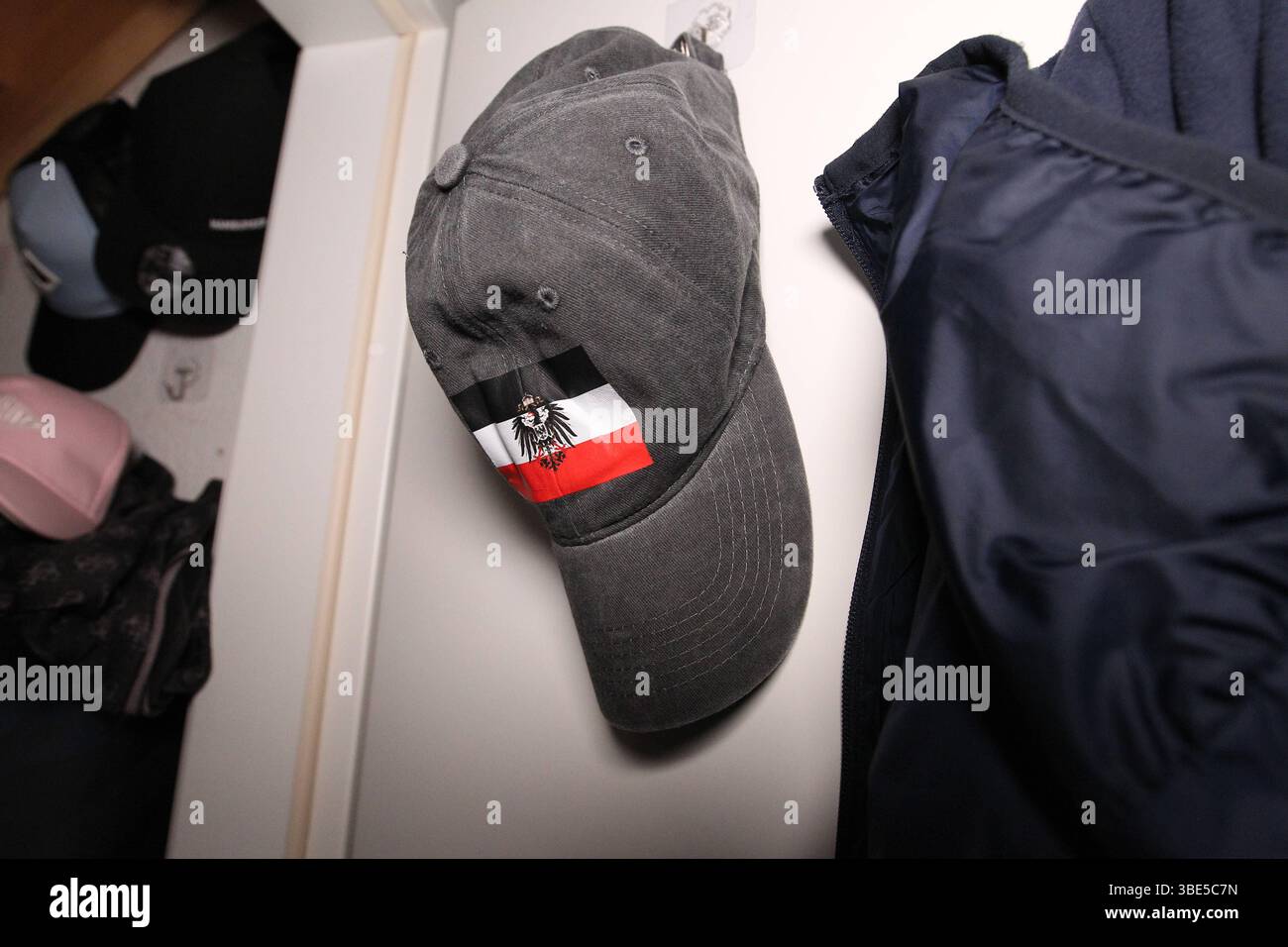 Eine Cap mit der schwarz-weiß-roten Flagge des Deutschen Reichs hängt ...