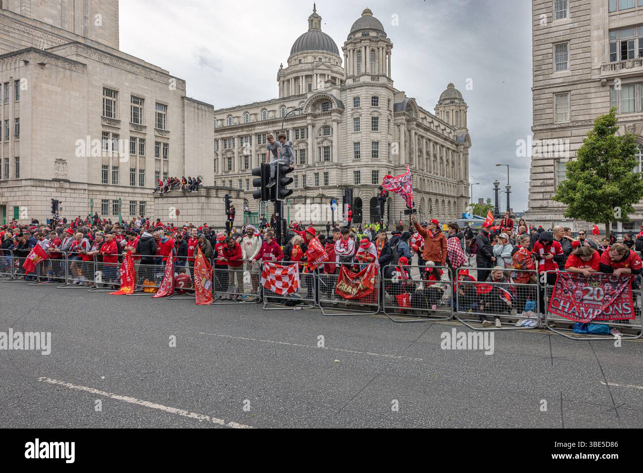 Liverpool FC fans gather ahead of the team’s Premier League victory ...