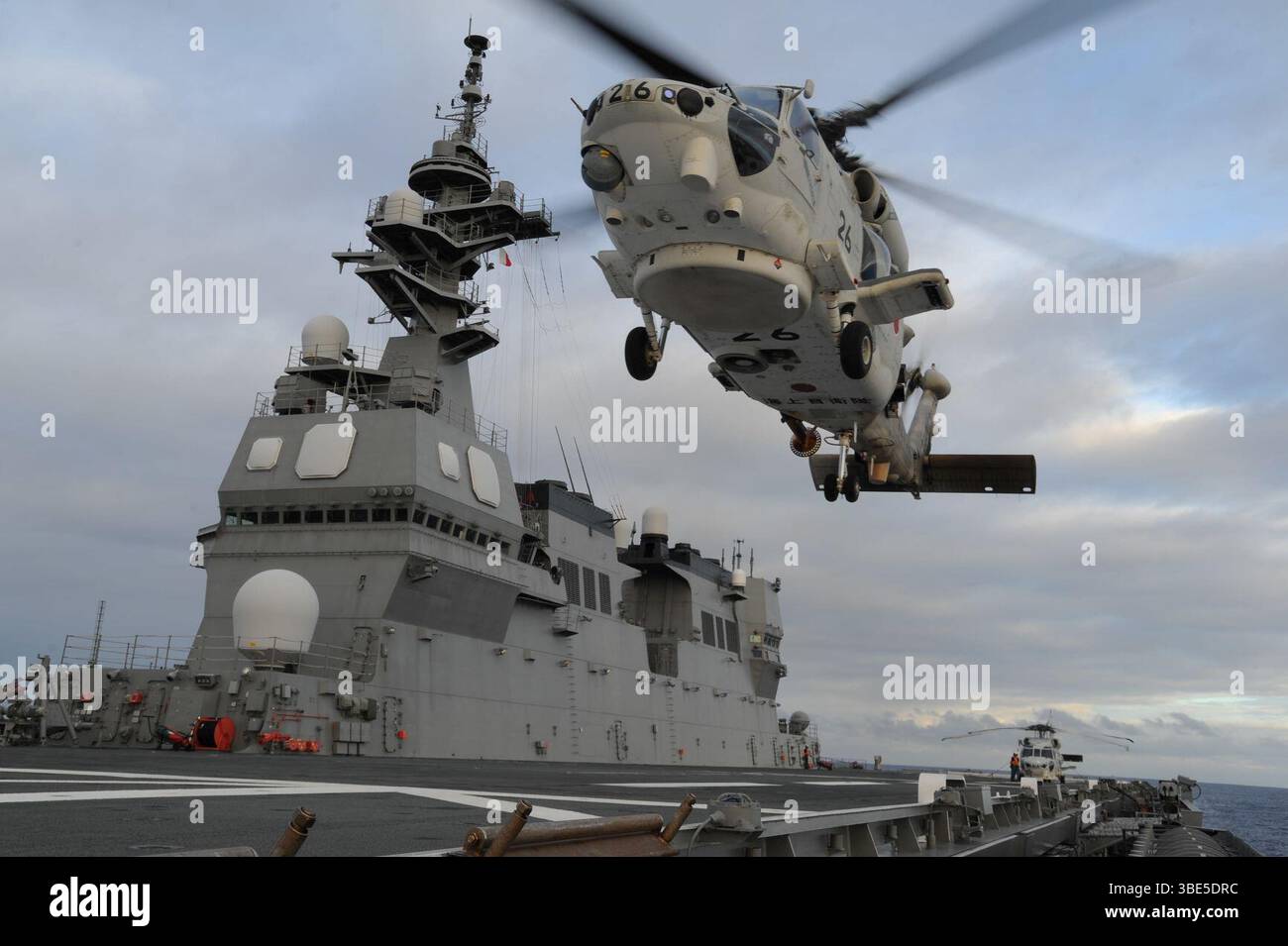 JMSDF conducts flight operations during RIMPAC 2020 at JS ISE（DDH-182） Stock Photo - Alamy