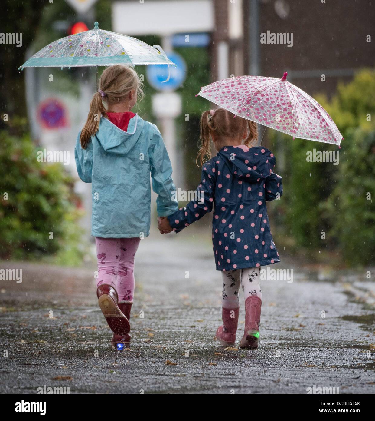 Symbolfoto Regen / Regenschirme / Kinder 2 Kinder laufen Hand in Hand ...