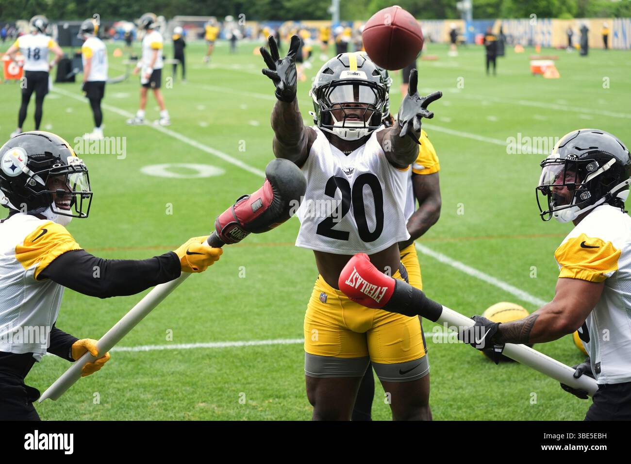 Pittsburgh Steelers running back Kaleb Johnson (20) participates in a ...