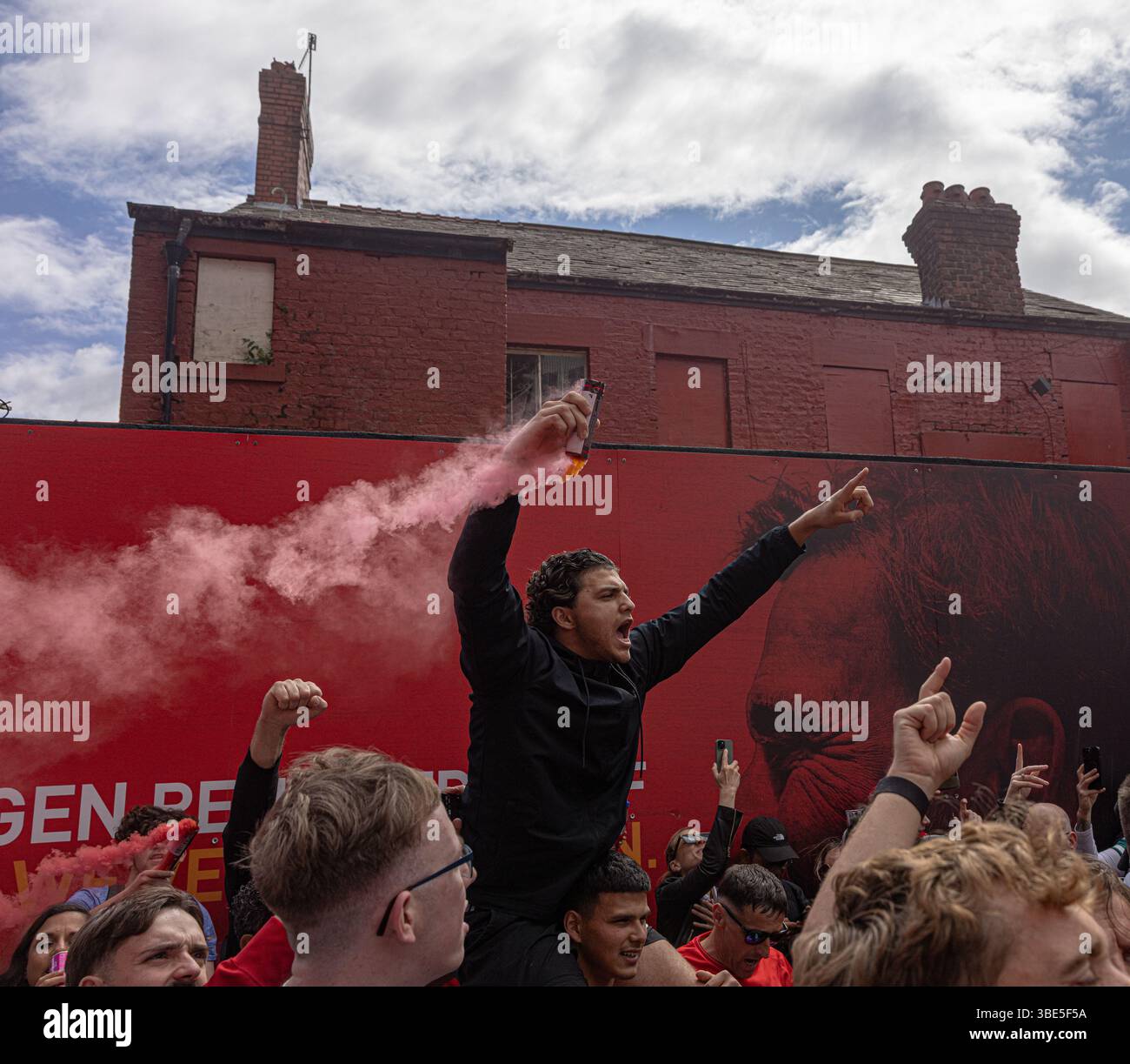 Smoke bomb hi-res stock photography and images - Alamy