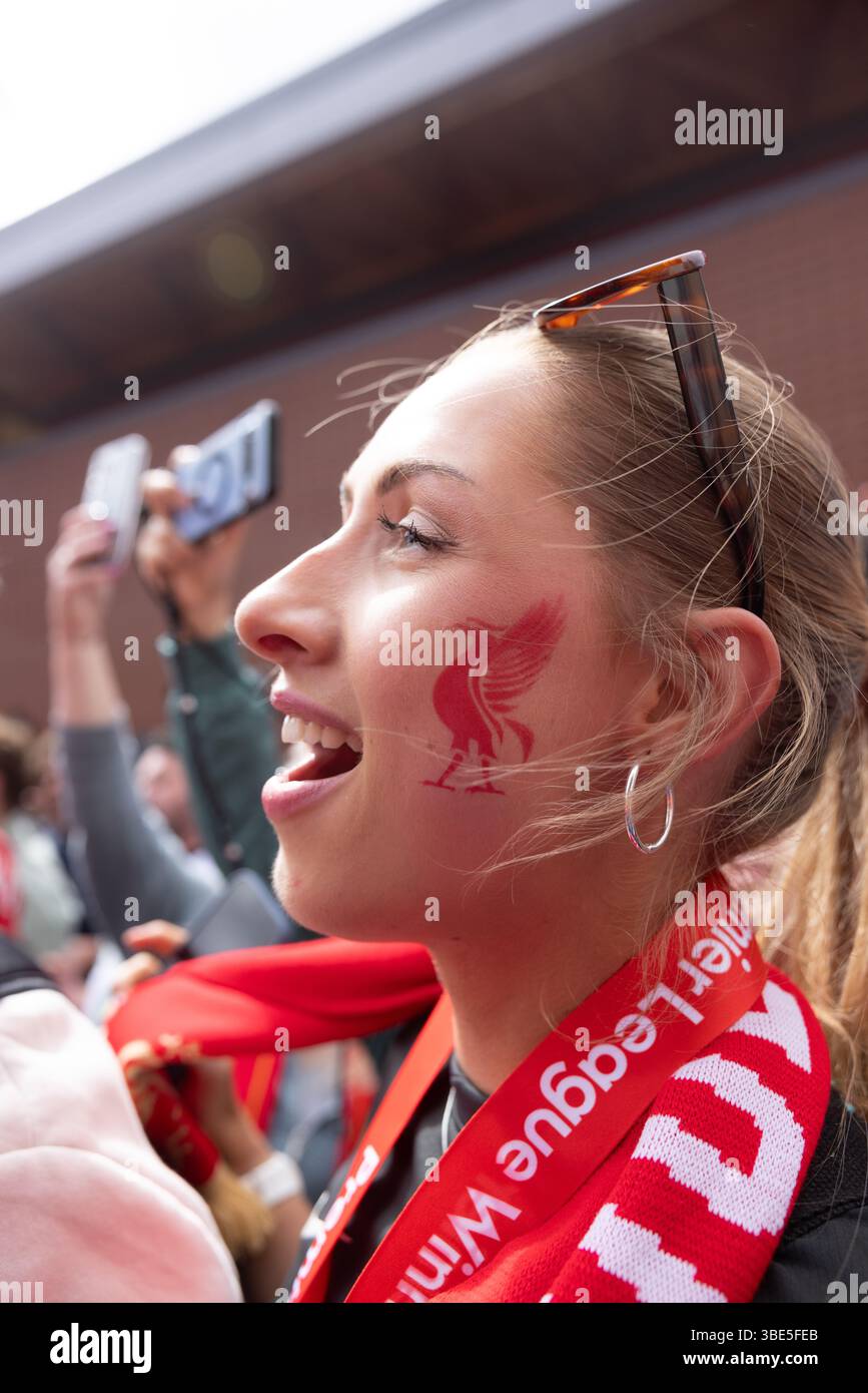 Fans crowd face painting football hi-res stock photography and images ...