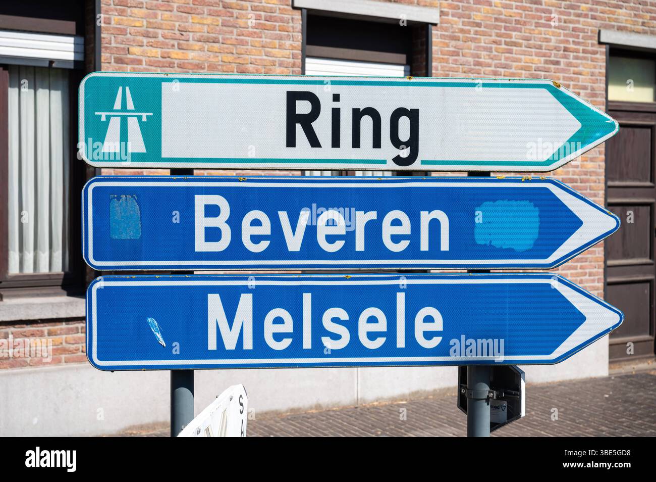 Road sign to the ring of Antwerp and the cities of Melsele and Beveren ...