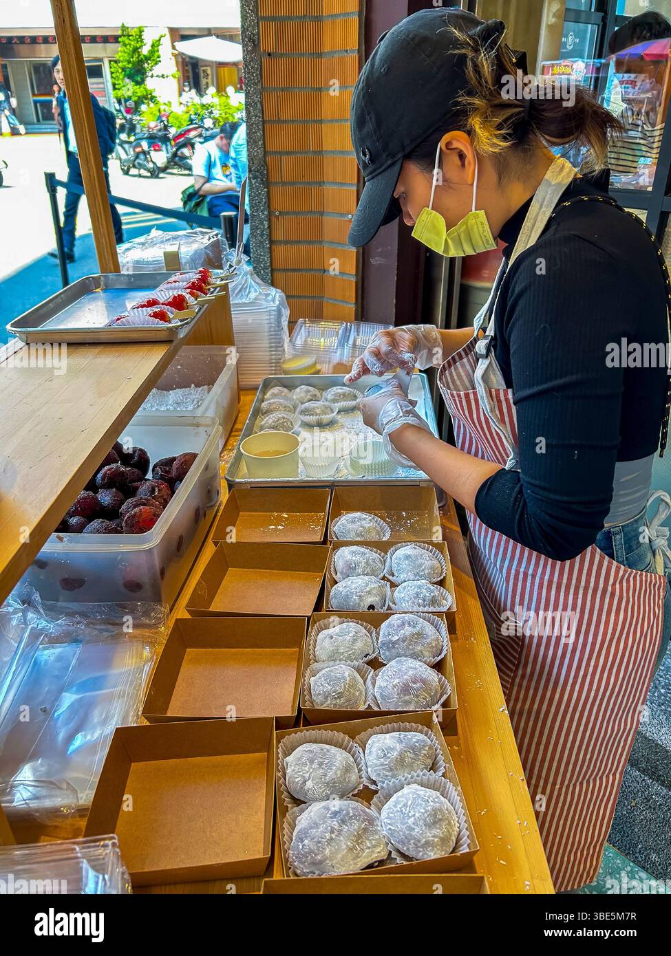 Taipei, Taiwan, Taiwanese Woman, employees Working in Local Bakery Shop ...