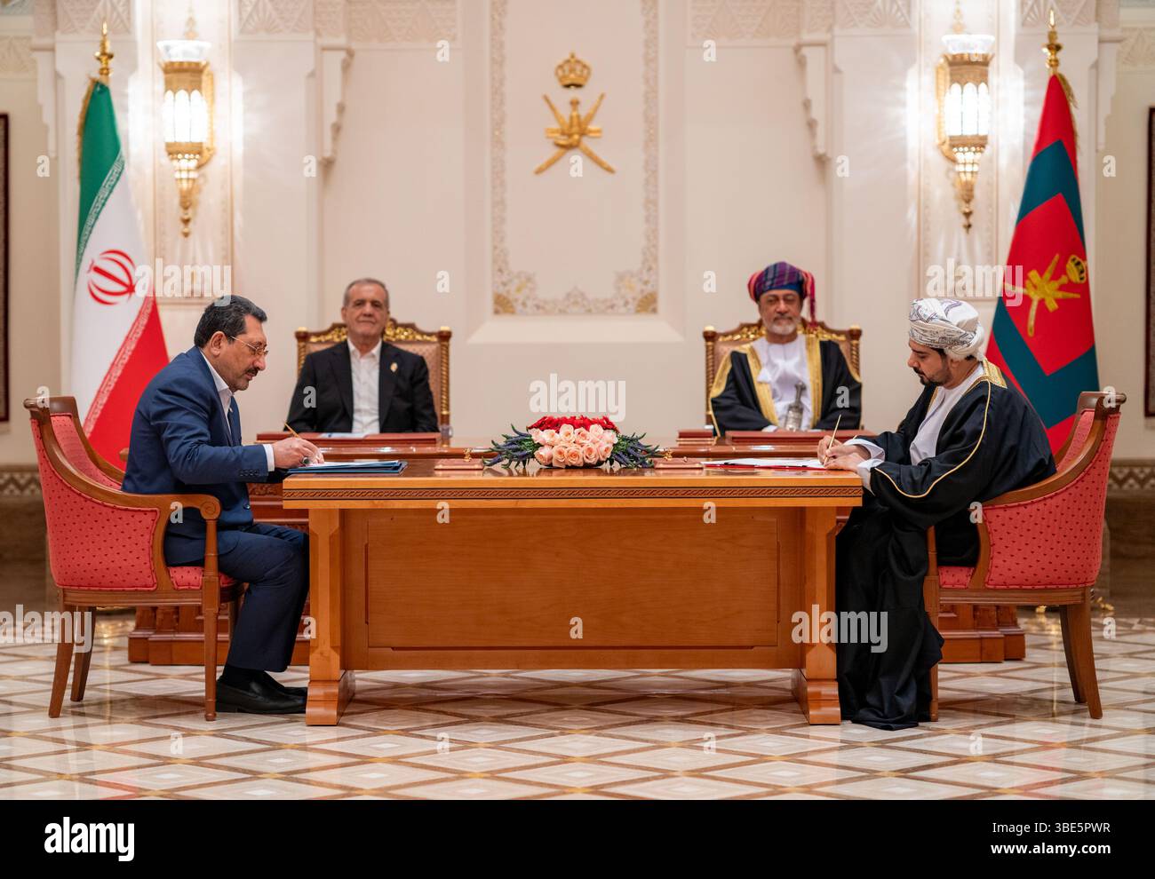 (250527) -- MUSCAT, May 27, 2025 (Xinhua) -- Sultan of Oman Haitham bin Tariq Al Said (R, Rear ...