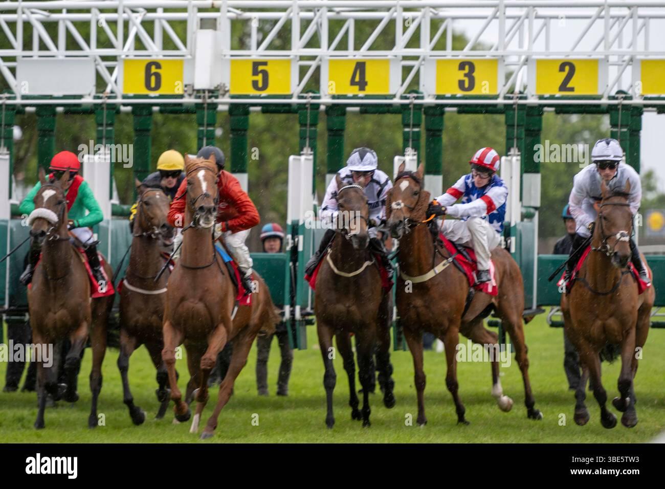 The start of the 15:50 REDCAR, 1m 2f 1y - Watch Racing TV In Stunning ...
